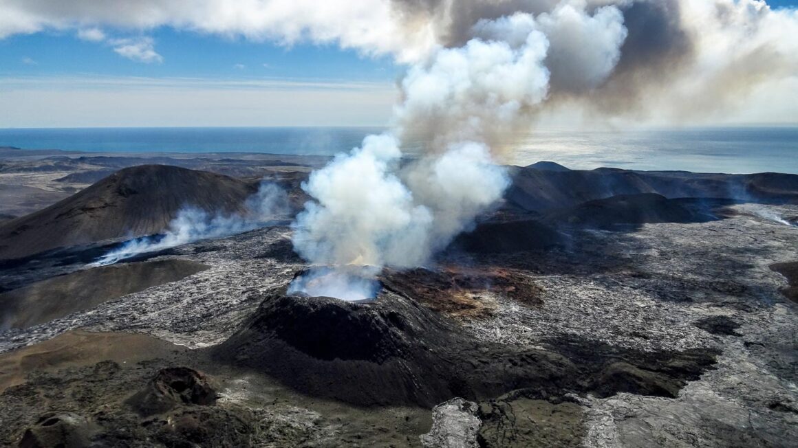 Extended Volcano Sightseeing Tour - Volcano Heli - Icelandic Helicopter ...