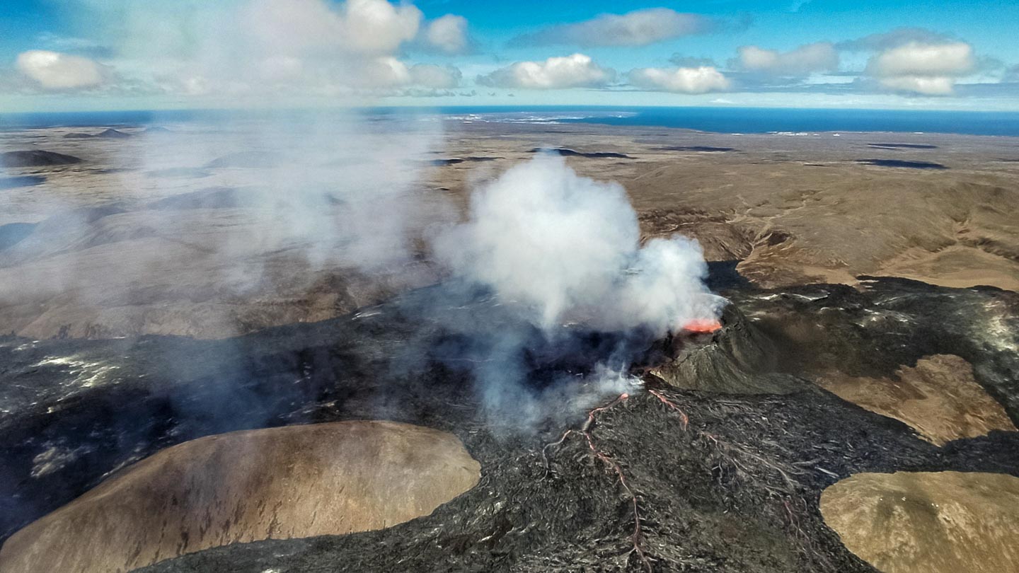 Extended Volcano Sightseeing Tour - Volcano Heli - Icelandic Helicopter ...
